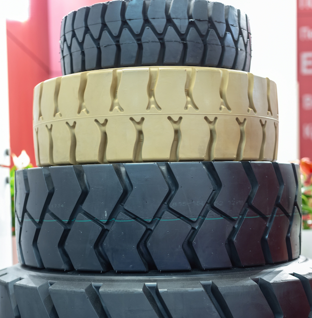 그래핀 나노튜브가 적용된 전기 전도성 고무 내구성 및 기계적 물성 향상 다양한 색상 구현 가능 표면에 카본 이물 방출 현상 없음